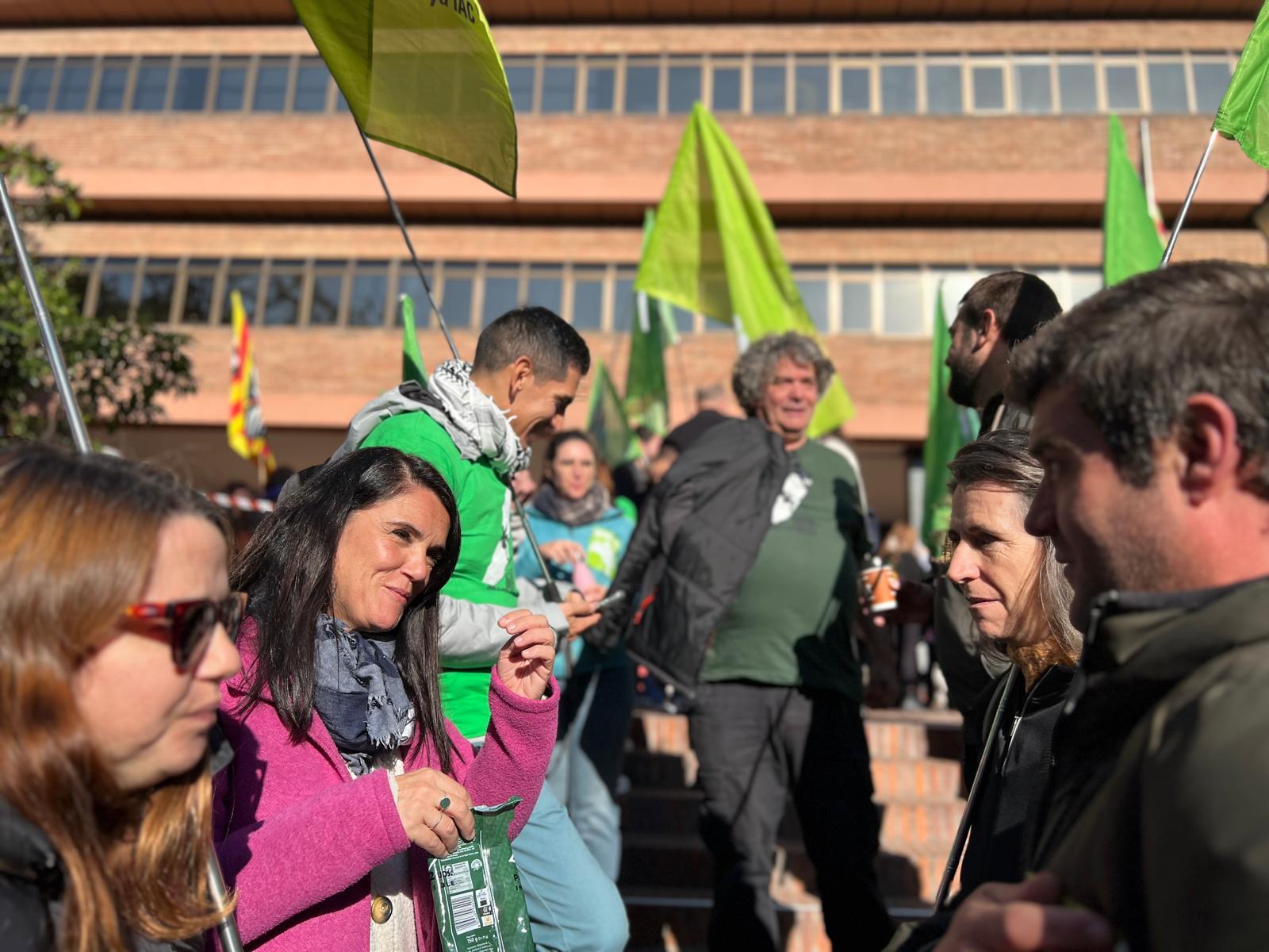 Concentració de delegats al Departament d’Educació per pactar el ...